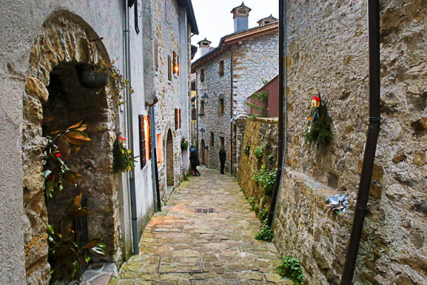 Poffabro Presepi: An Italian Christmas Tradition - Luxe Adventure Traveler